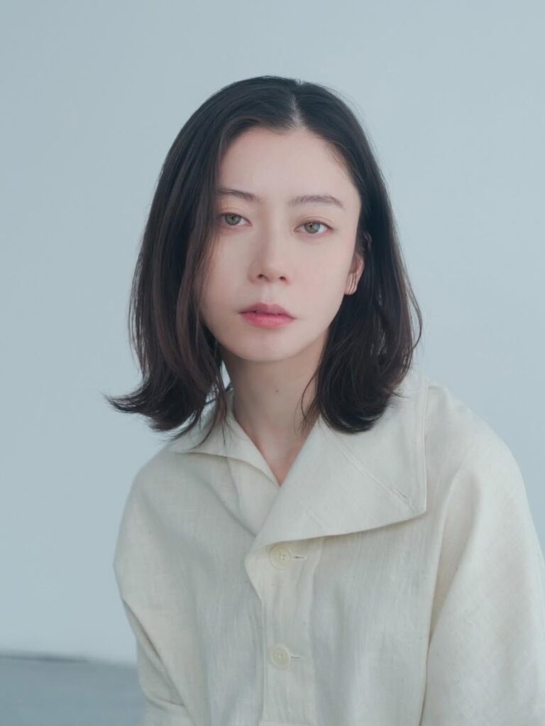 浅野忠信とCHARAの長女SUMIRE、女優としての芸名を「佐藤菫」に改名